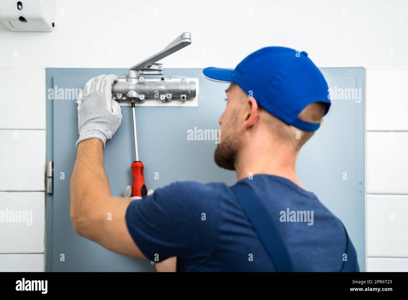 Handyman Installing And Fixing Automatic Door Closer Stock Photo - Alamy Handyman Installing And Fixing Automatic Door Closer Stock Photo - Alamy