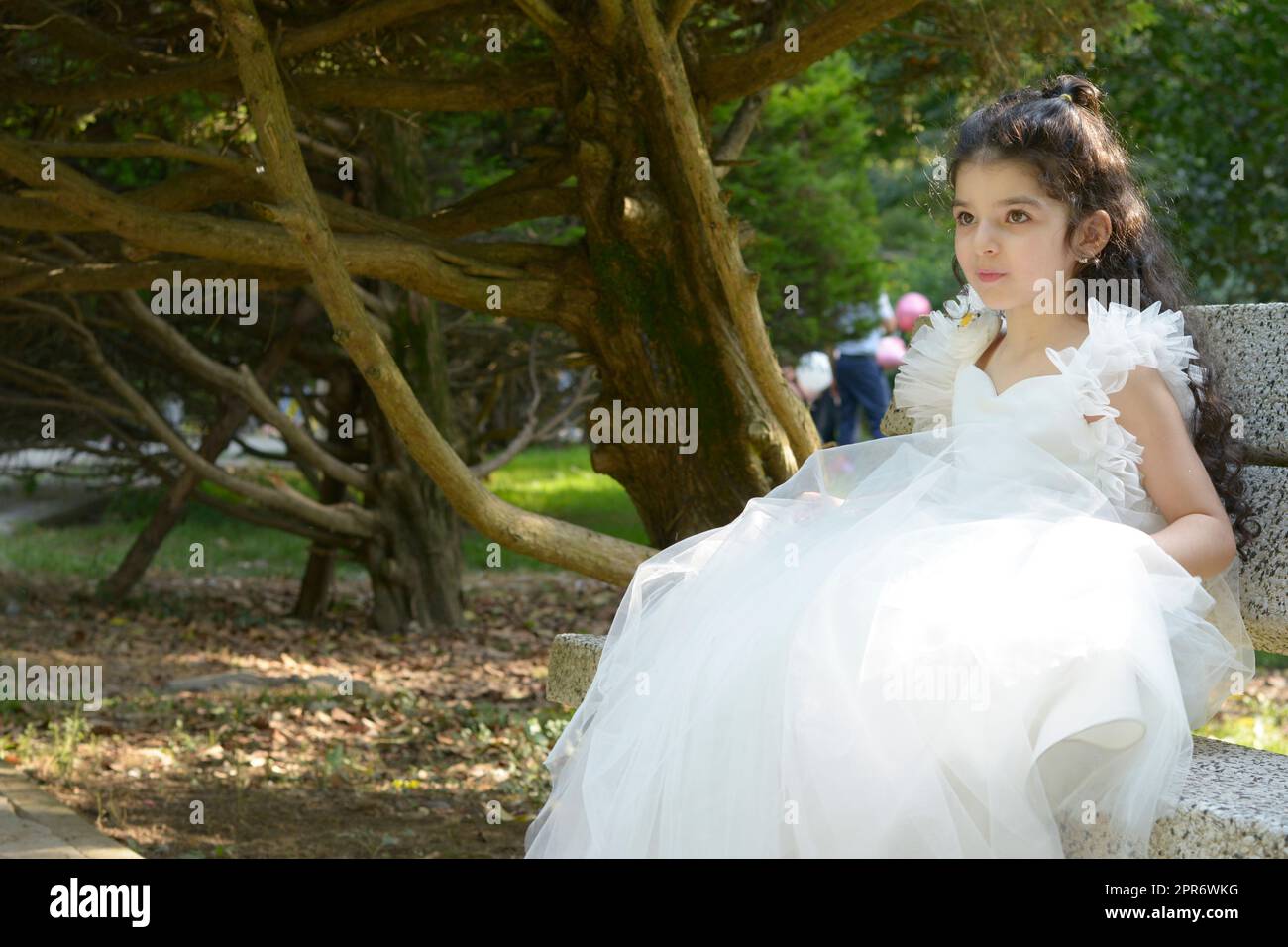 Little girl on bench hi-res stock photography and images - Alamy