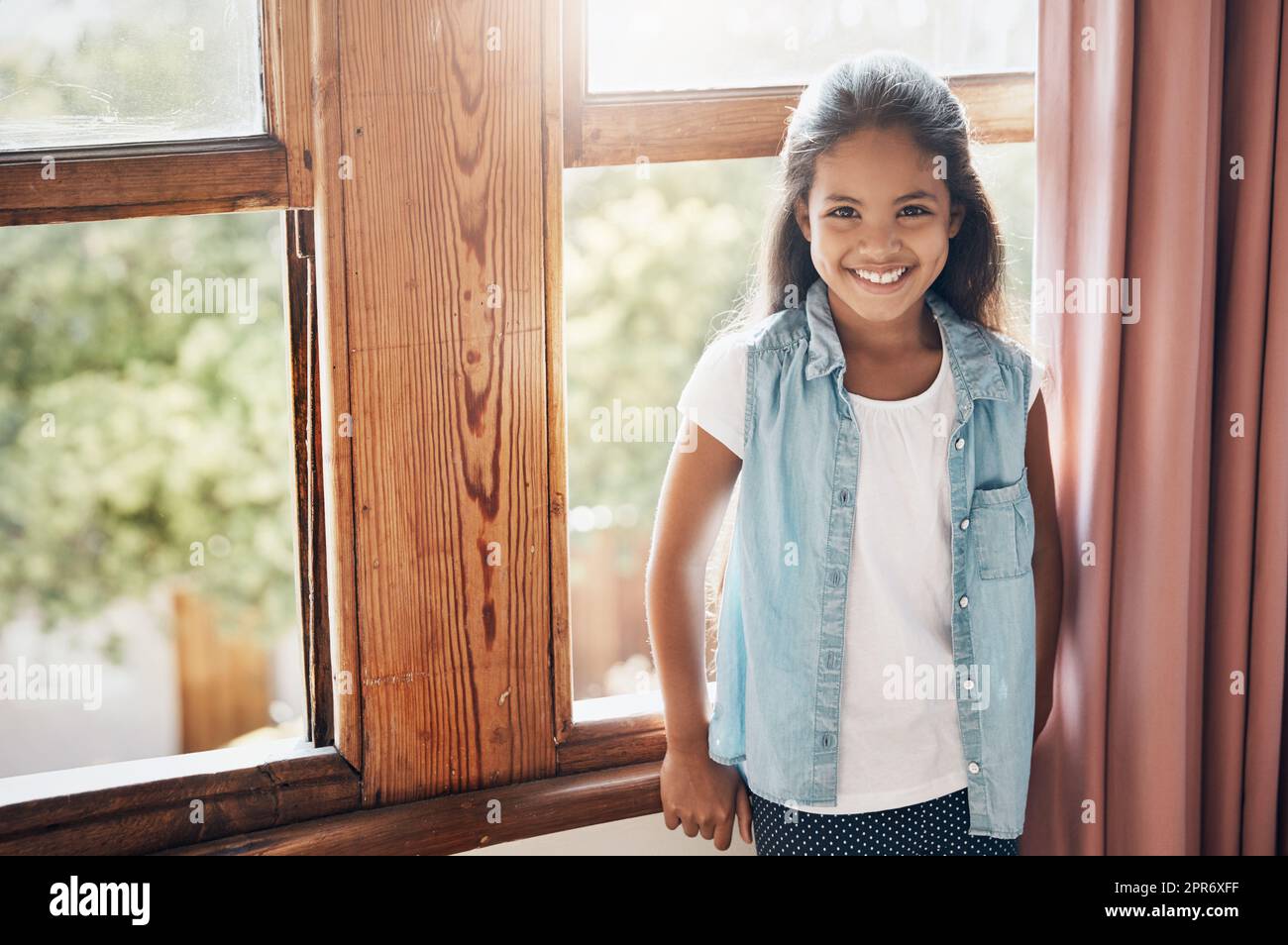 Kids standing by window hi-res stock photography and images - Alamy