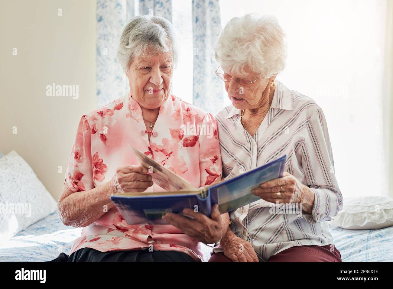 Women photo album hi-res stock photography and images - Alamy