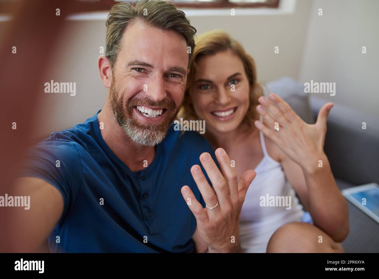 Couple taking off rings hi-res stock photography and images - Alamy