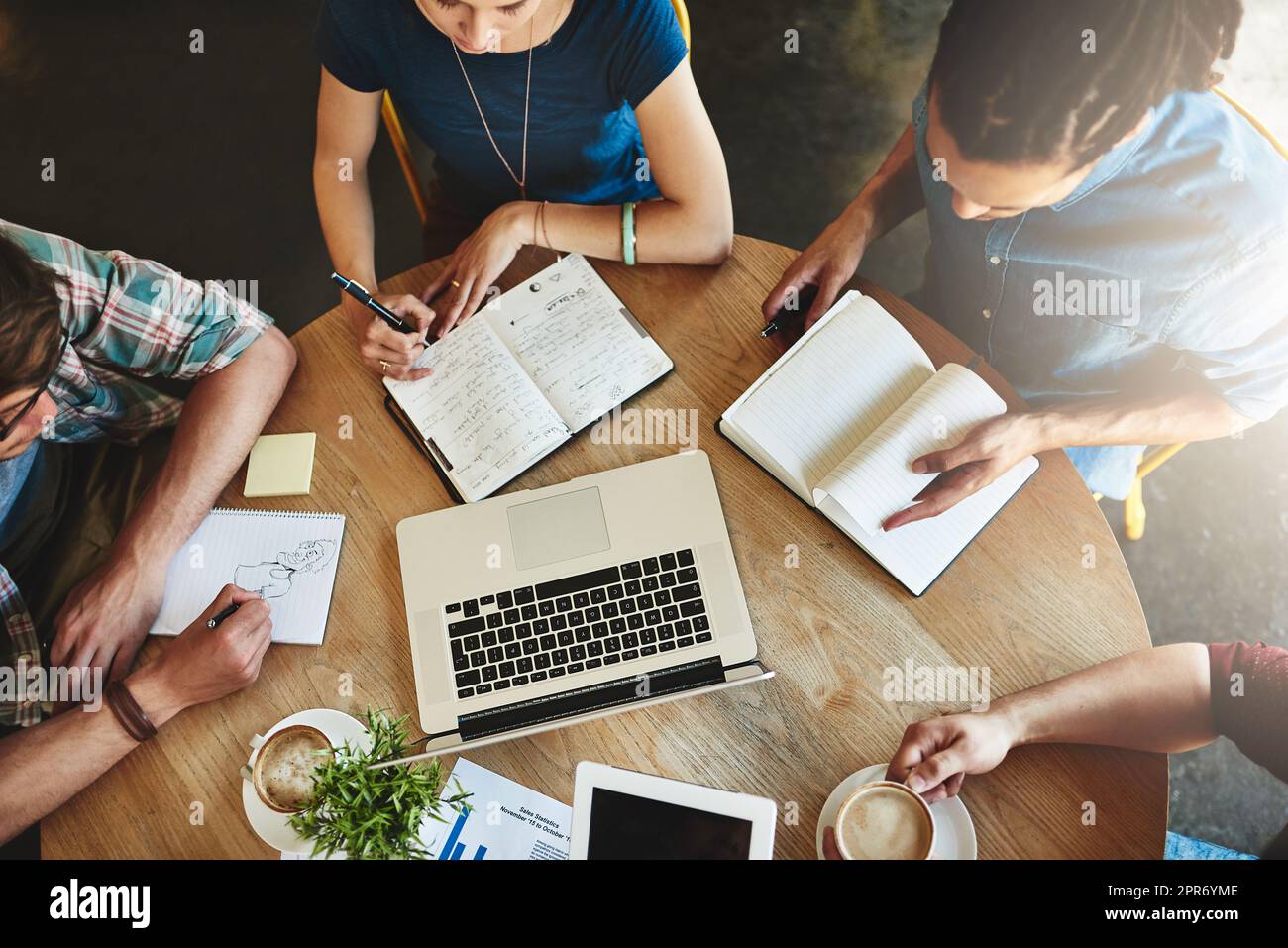 Group students coffee hi-res stock photography and images - Alamy
