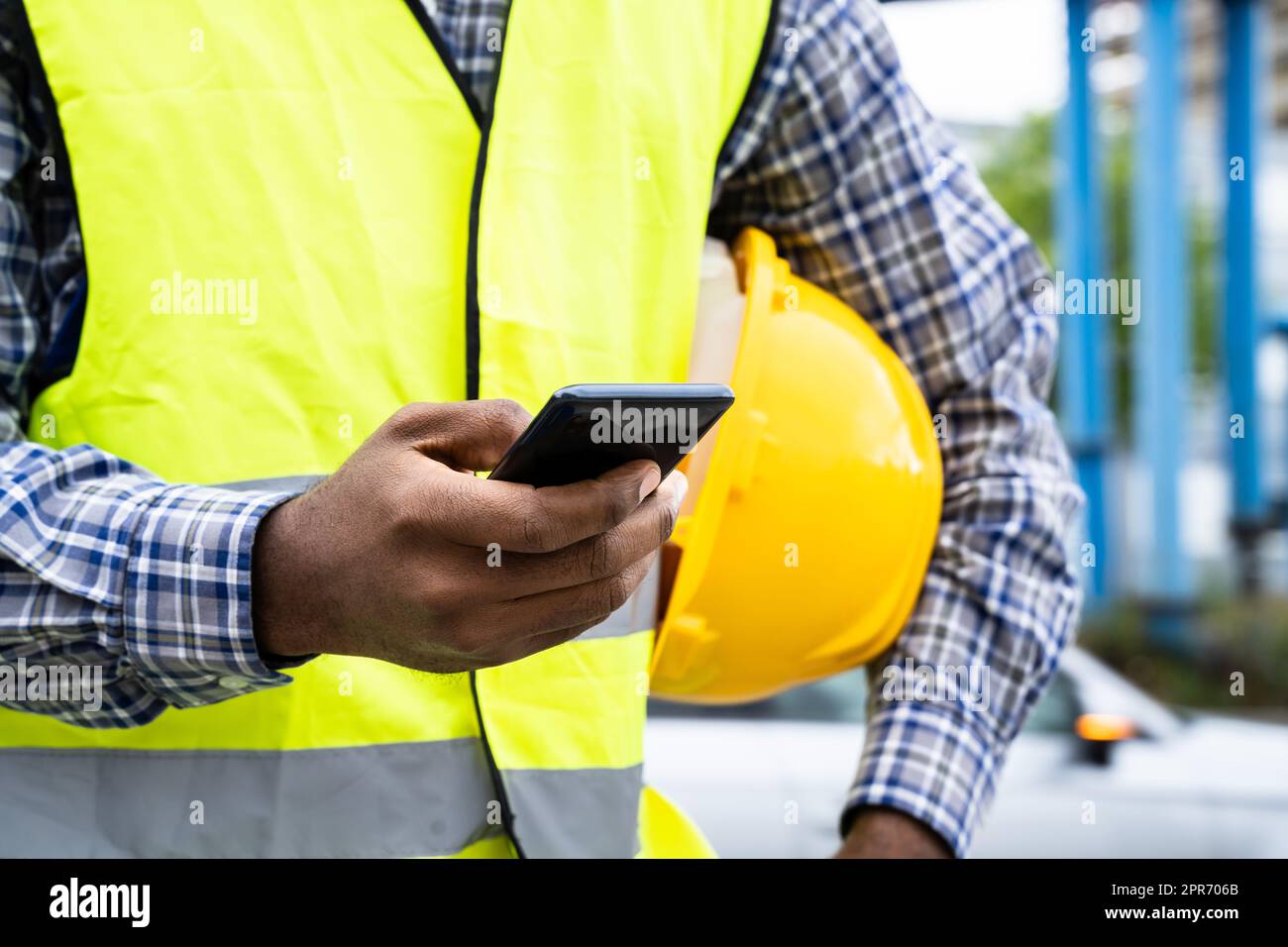 Male builder using smartphone worker hi-res stock photography and ...