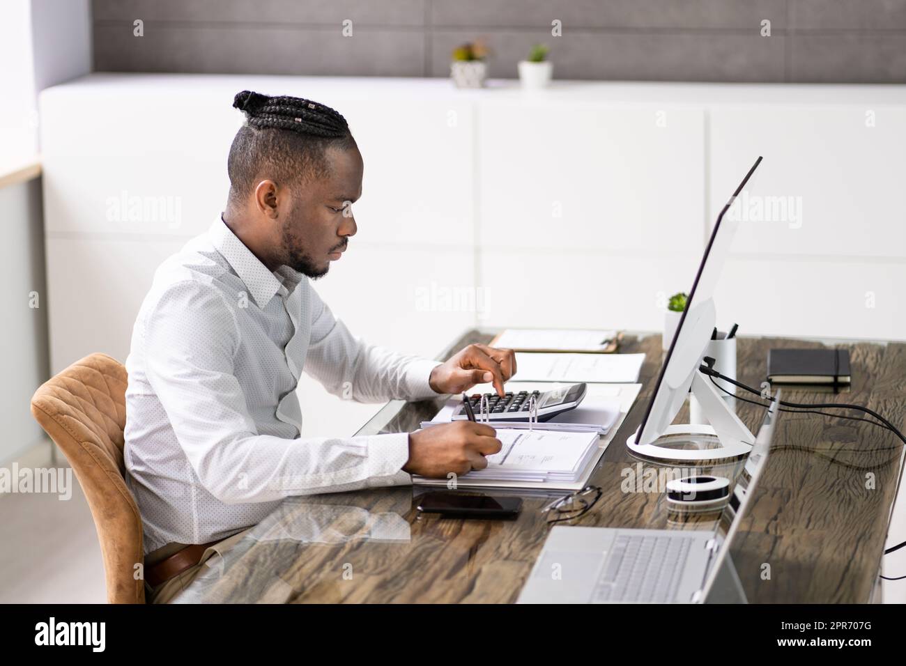 Black accountant hi-res stock photography and images - Alamy