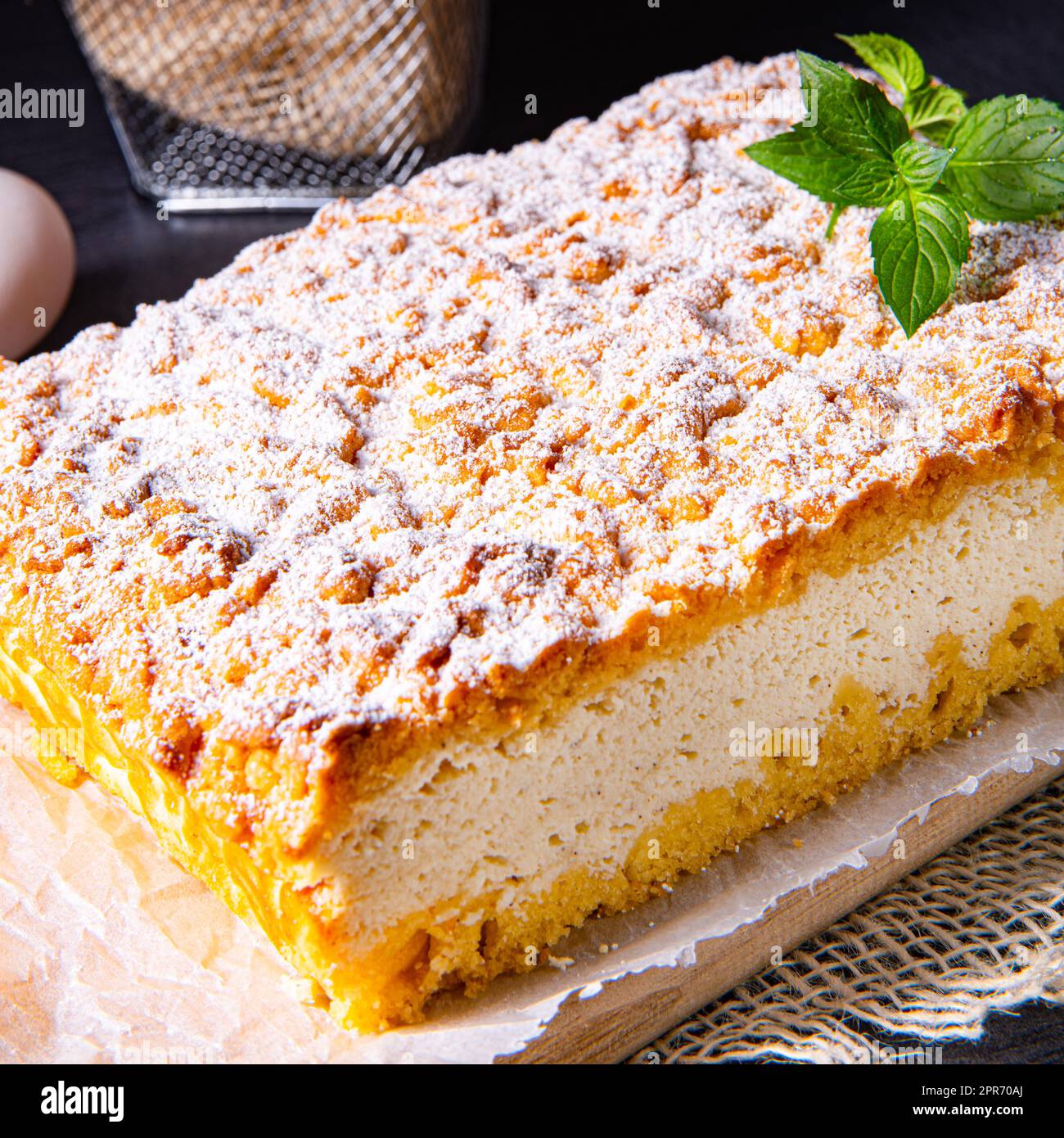 Cheesecake from the tin with crumble Stock Photo - Alamy