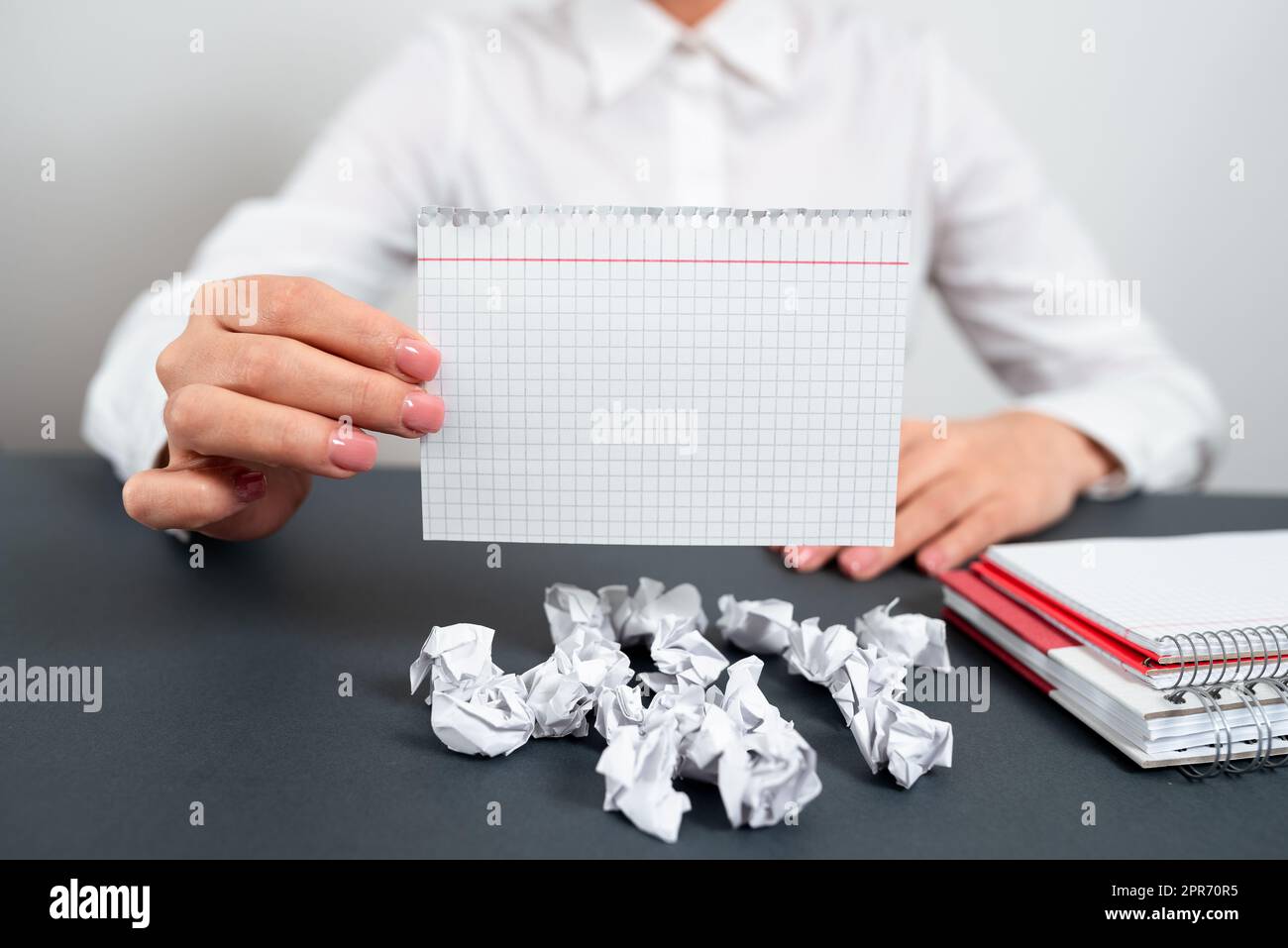Businesswoman Holding Note With Important Message On Office Desk With ...