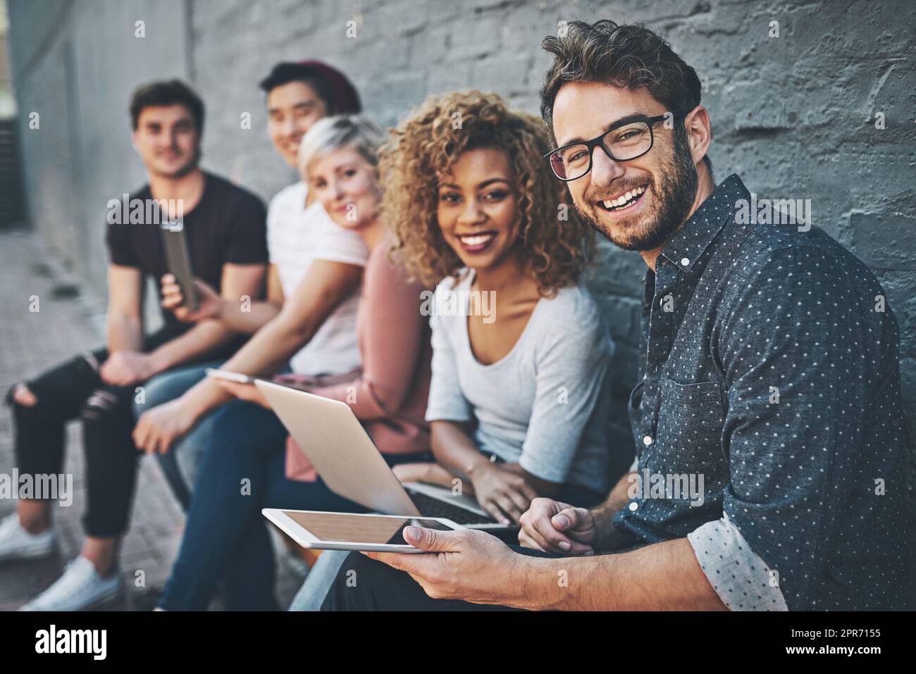 Group of diverse people outside hi-res stock photography and images - Alamy