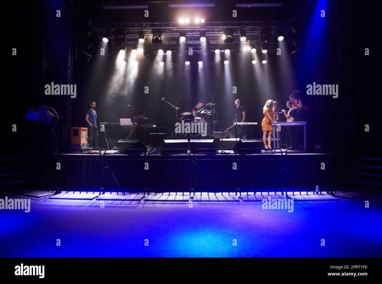 Band playing to a crowd hi-res stock photography and images - Alamy