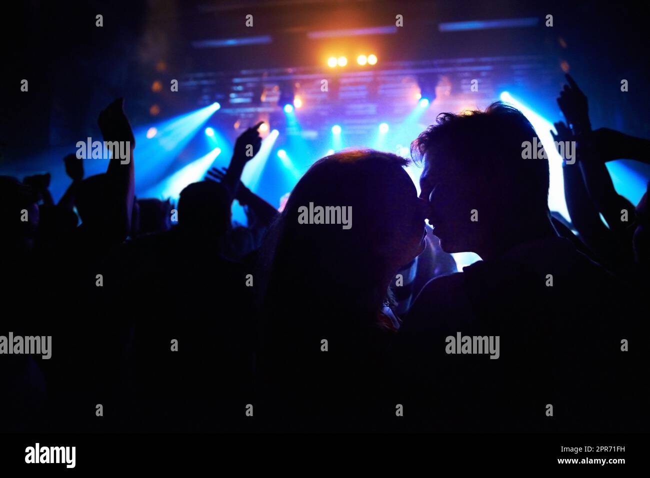 Crowd watching stage show nightlife hi-res stock photography and images ...