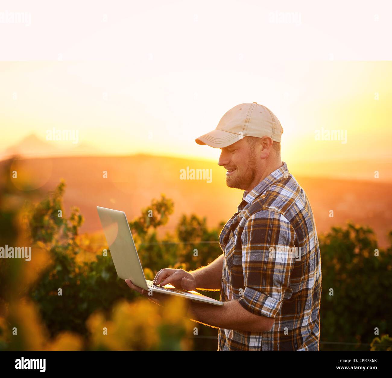 Farmer laptop hi-res stock photography and images - Alamy