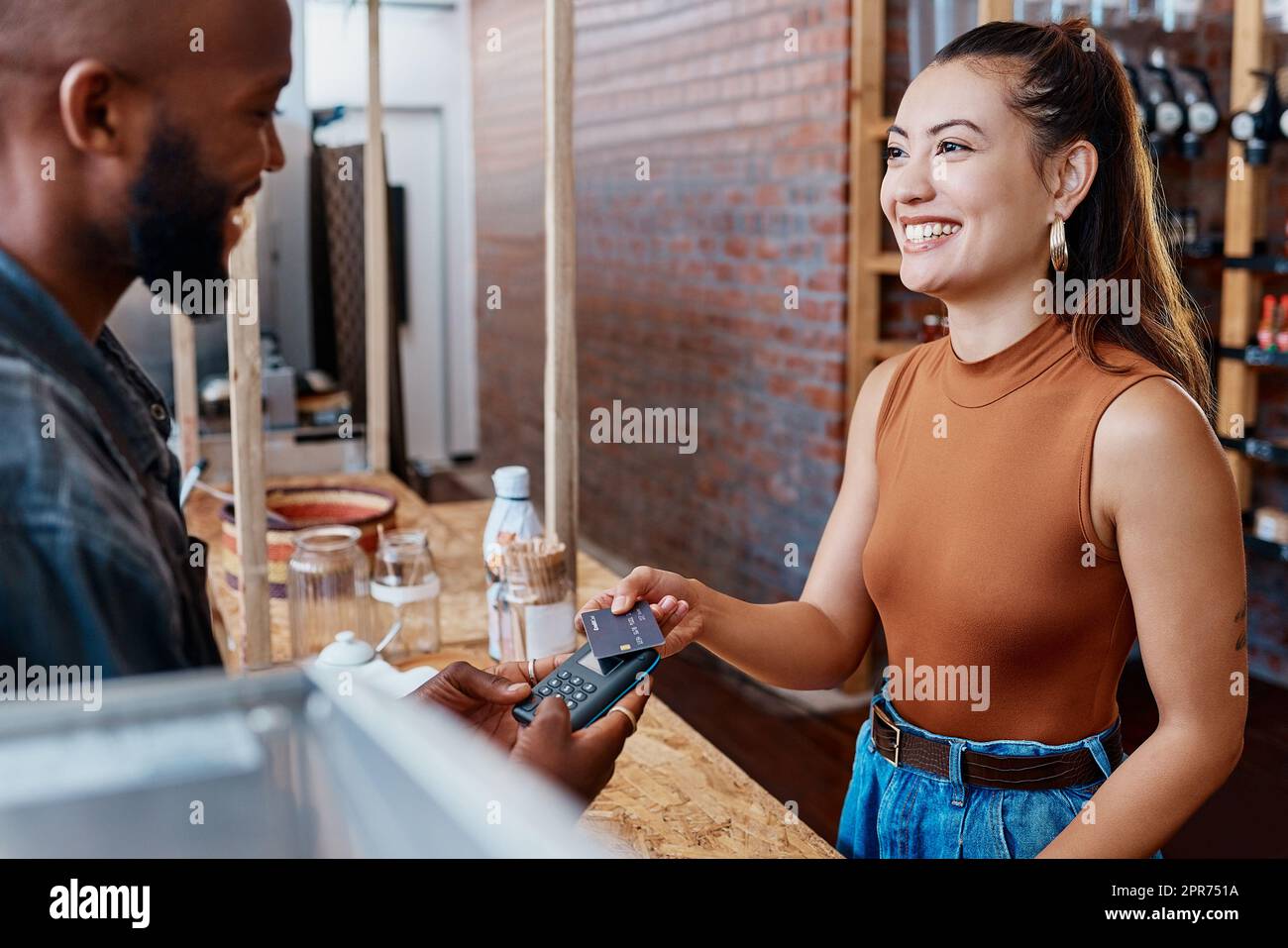 Using a credit card for meal hi-res stock photography and images - Alamy