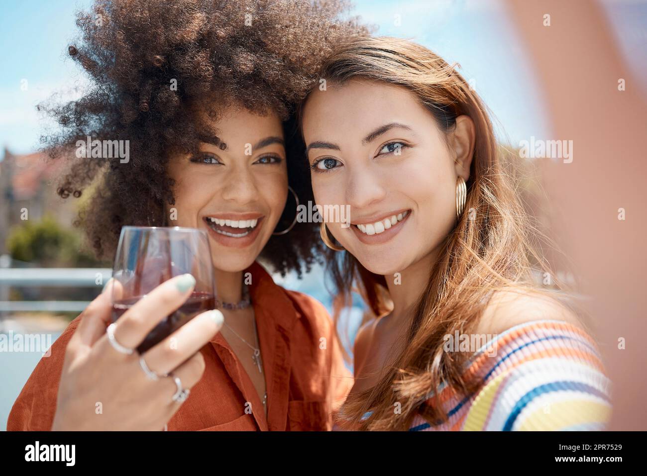 Friend bonding hi-res stock photography and images - Alamy