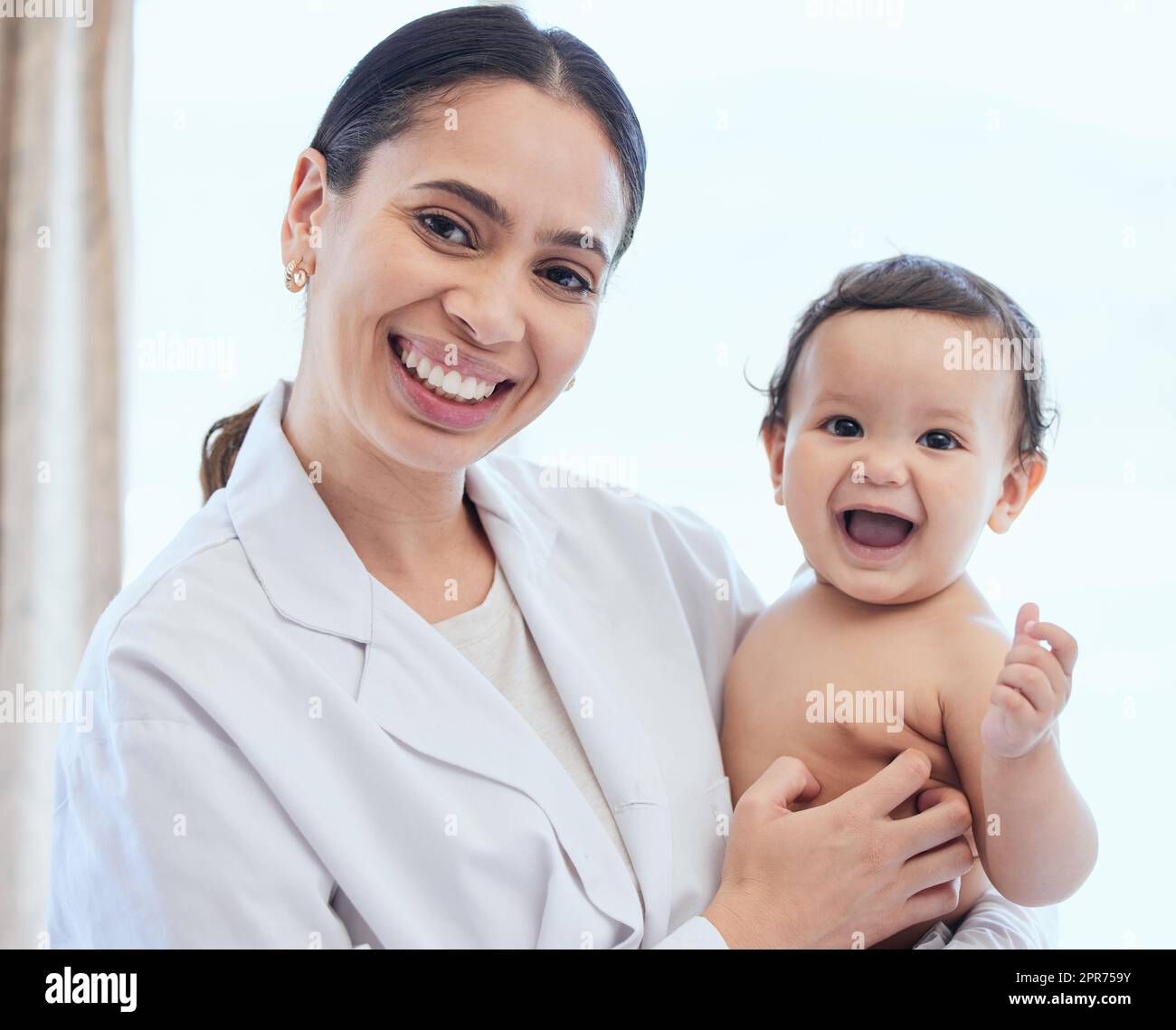 Doctor carrying newborn baby hi-res stock photography and images - Alamy