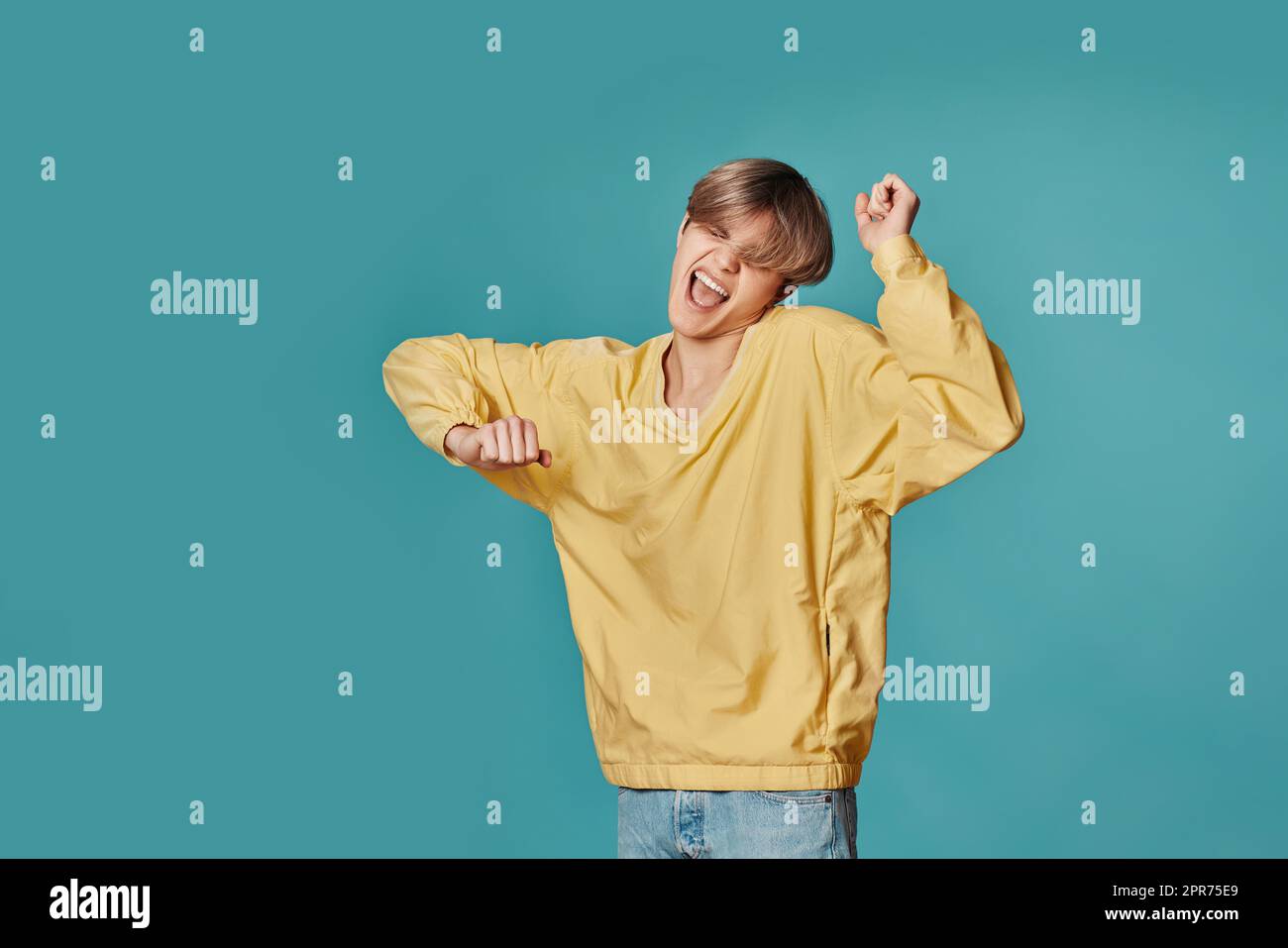 Man in yellow shirt smiling hi-res stock photography and images - Alamy