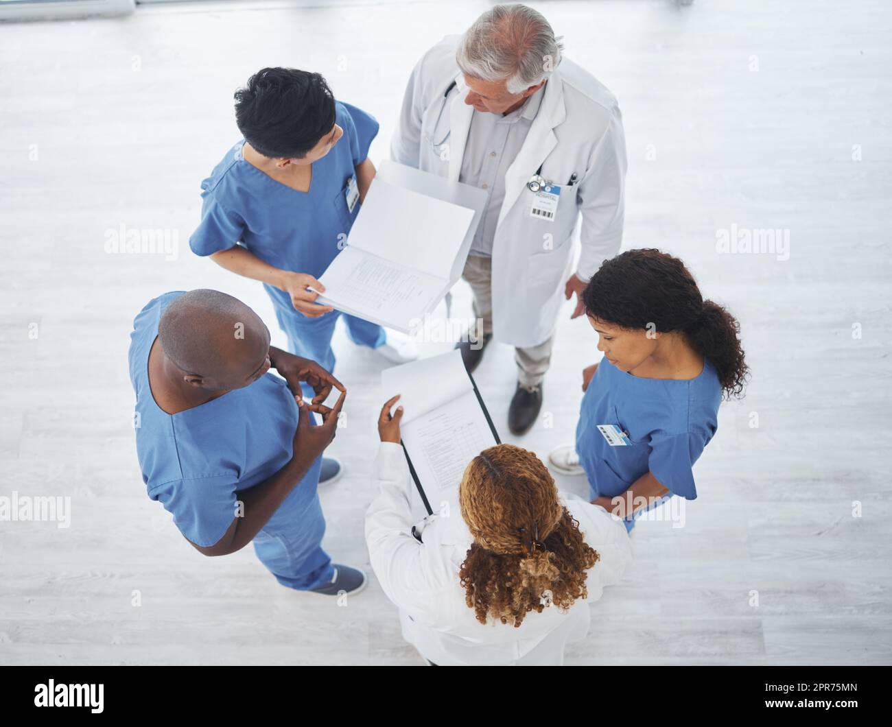 Group of people in circle from above hi-res stock photography and ...