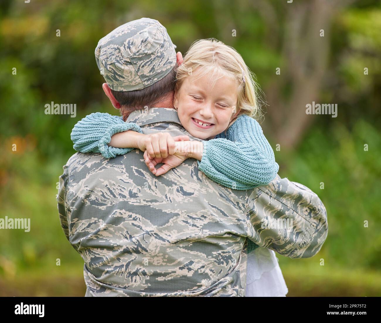 Military man hugging hi-res stock photography and images - Alamy