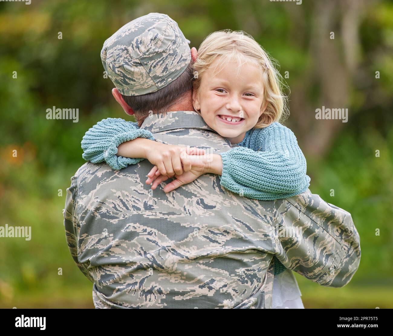 Military man hugging hi-res stock photography and images - Alamy