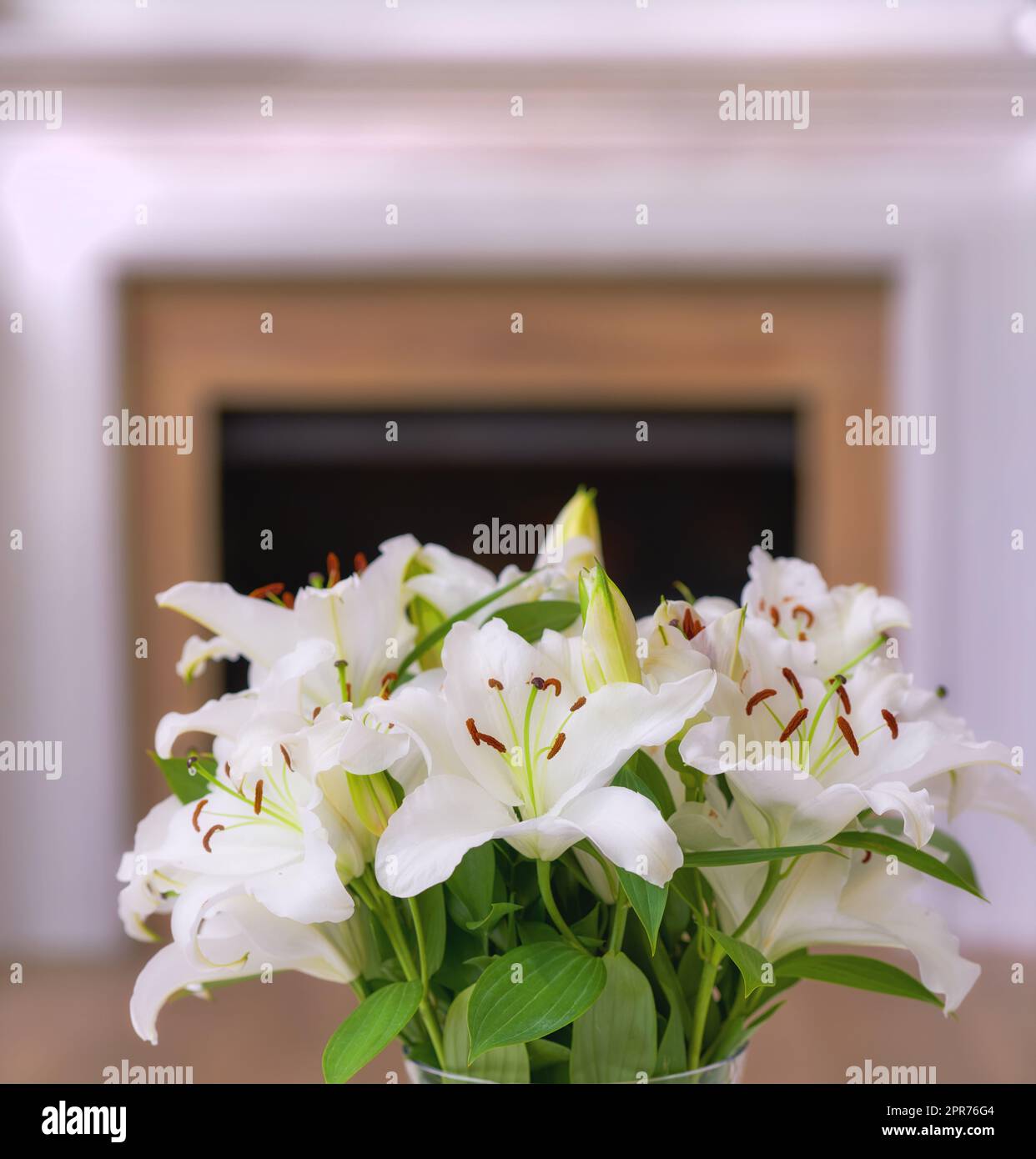 Vase of white lilies on table hi-res stock photography and images - Alamy