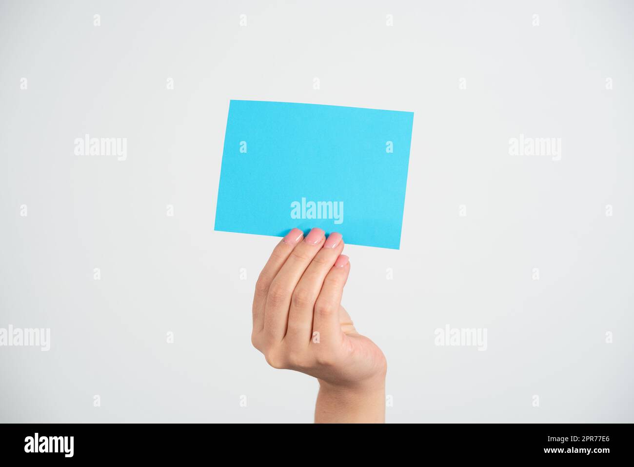 Person holding sticky note hi-res stock photography and images - Alamy