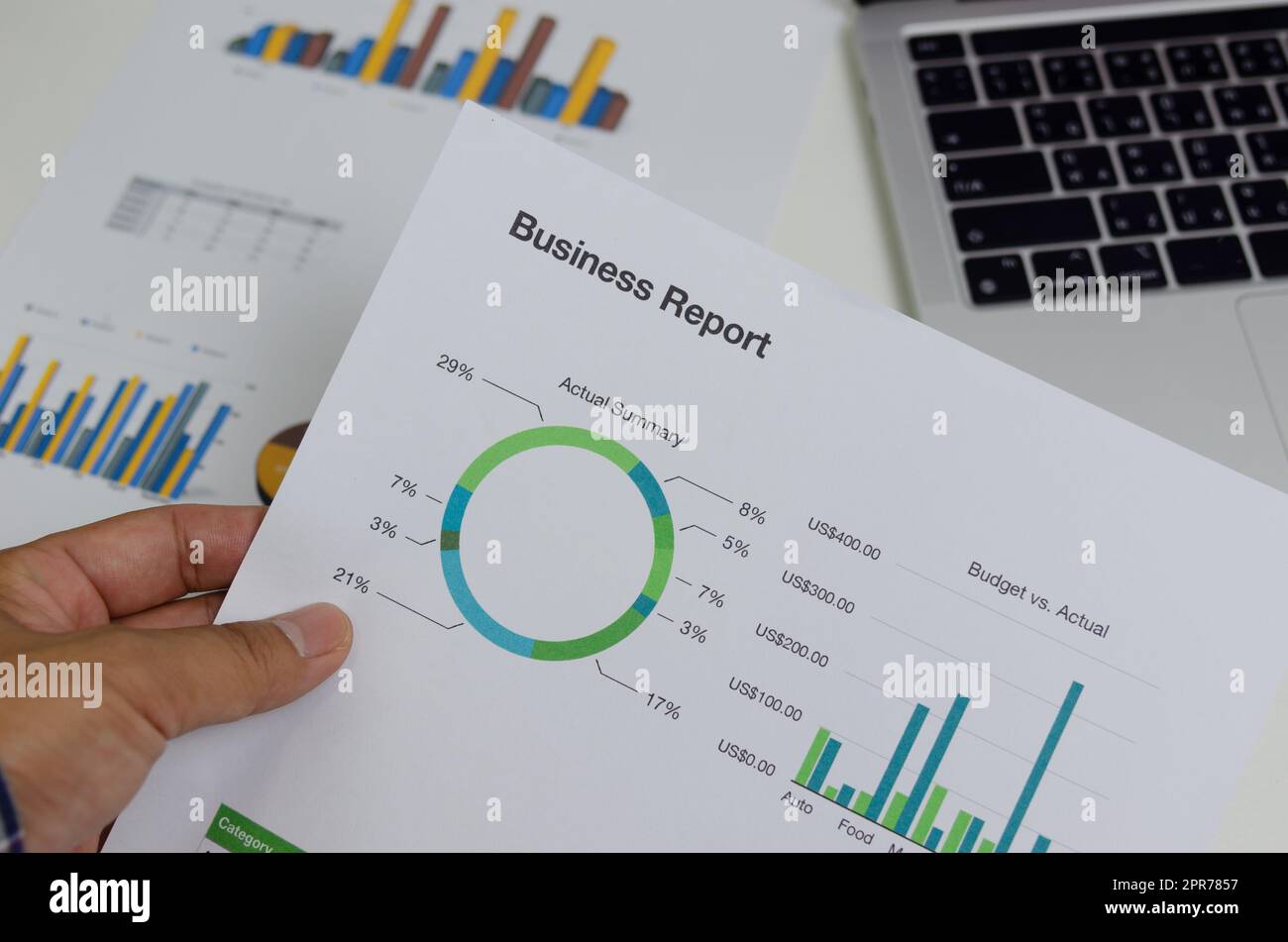 Financial report graph chart hi-res stock photography and images - Alamy