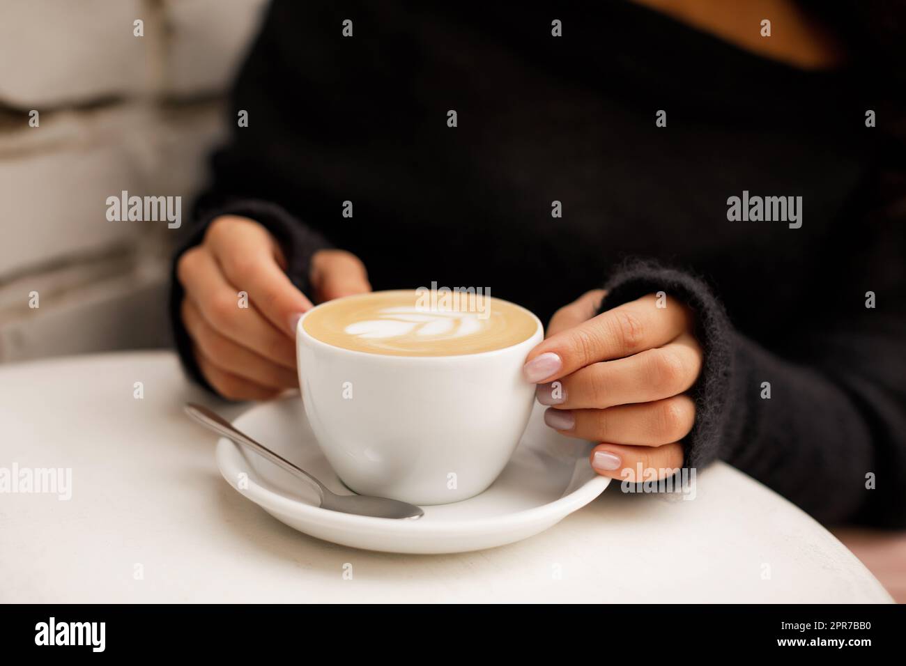 Female hand hold hot coffee cup Stock Photo - Alamy
