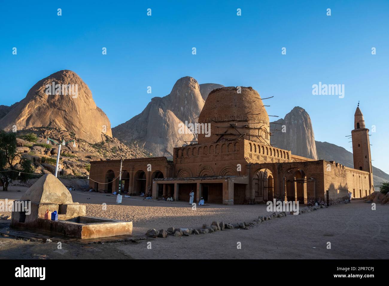 The Taka Mountains and Khatmiyah Mosque, Kassala, Sudan Stock Photo - Alamy