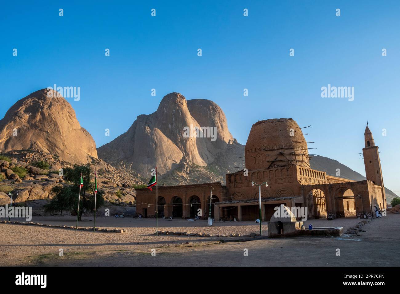 The Taka Mountains and Khatmiyah Mosque, Kassala, Sudan Stock Photo - Alamy