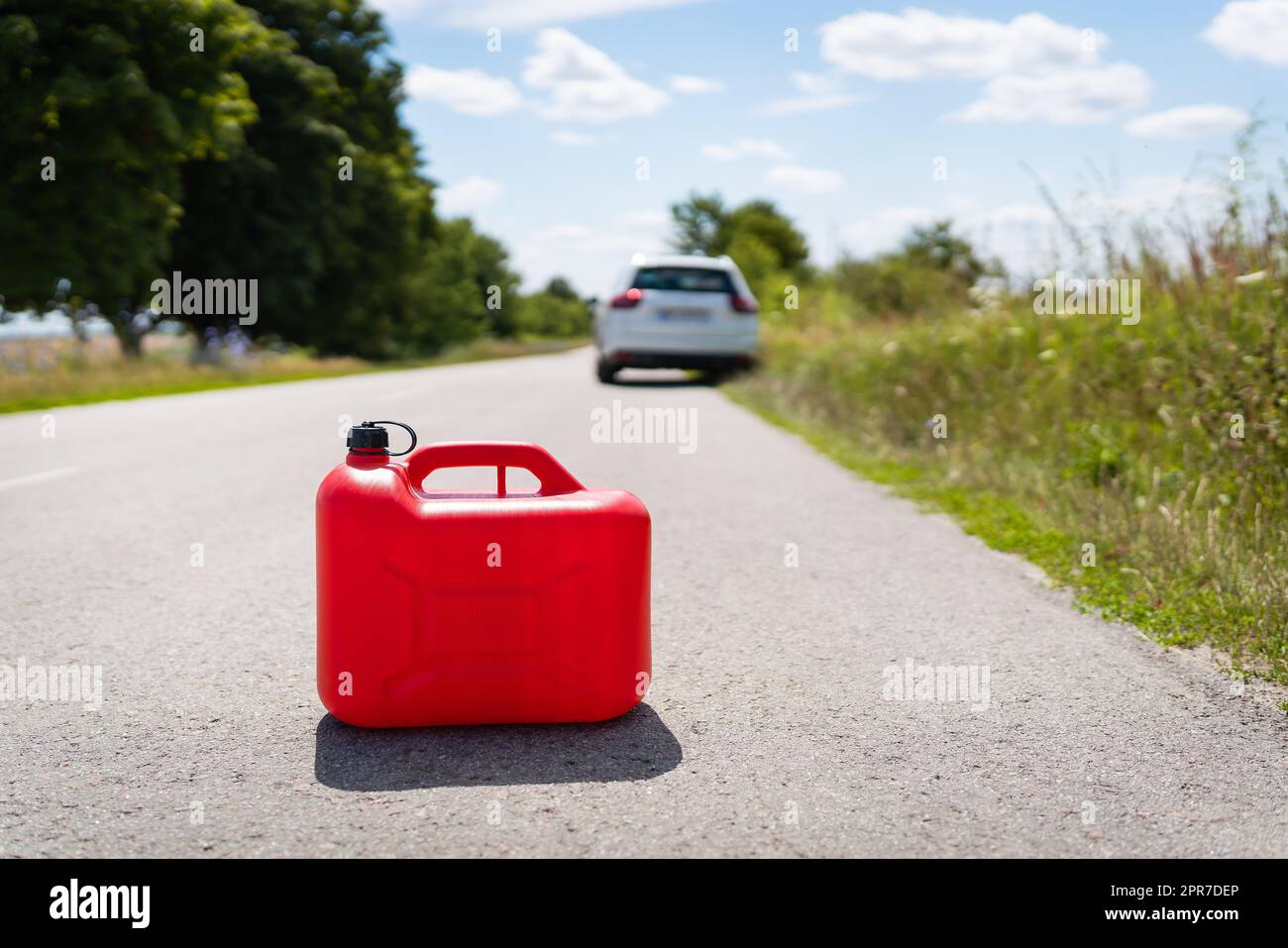Car on empty road hi-res stock photography and images - Alamy