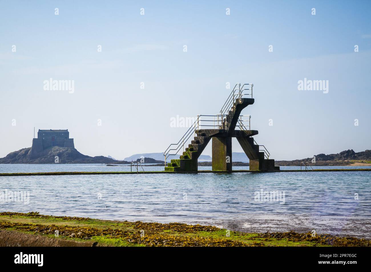 Saint malo ocean pool hi-res stock photography and images - Alamy