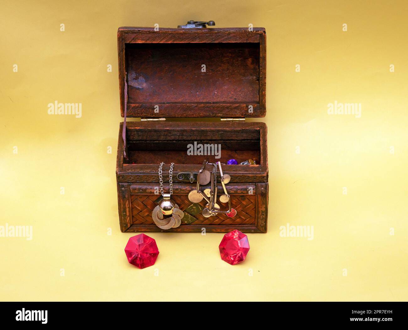 Inside the box hi-res stock photography and images - Alamy