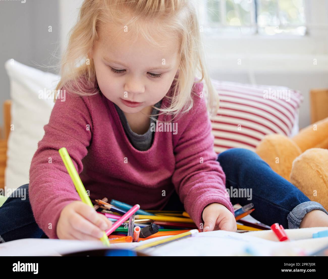 Little girl drawing hi-res stock photography and images - Alamy
