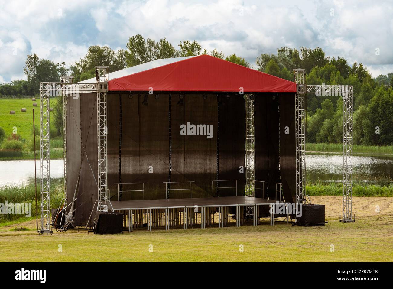 Outdoor concert stage hi-res stock photography and images - Alamy