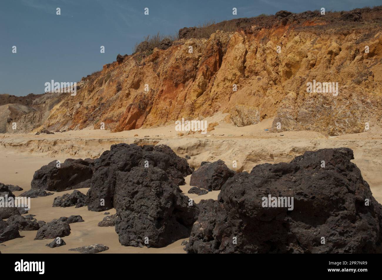 Beach and crag in the Natural Reserve of Popenguine Stock Photo - Alamy