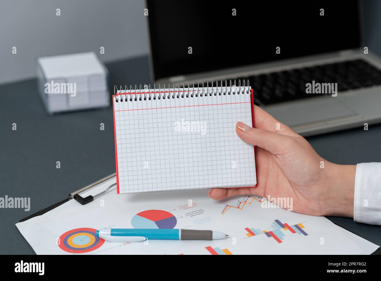 Businesswoman Holding Note With Important Message With One Hand. Woman ...
