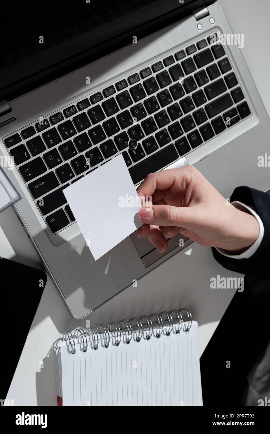 Person holding sticky note hi-res stock photography and images - Alamy