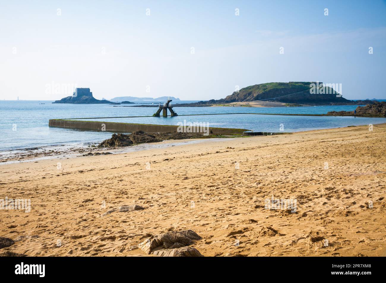 The tide pool of saint malo hi-res stock photography and images - Alamy