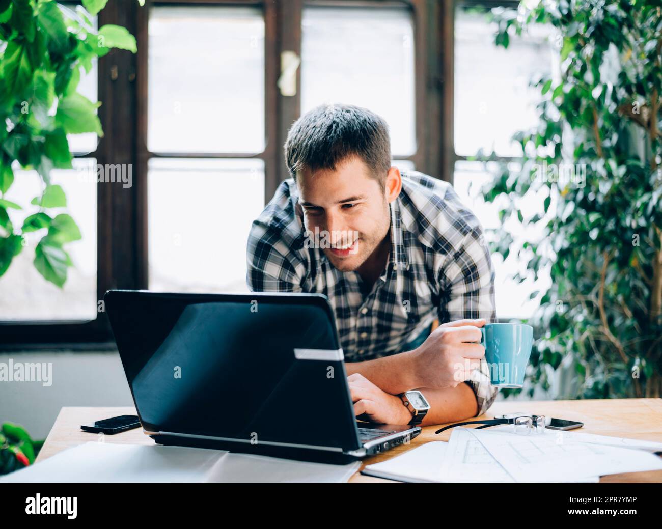 Modern workspace hi-res stock photography and images - Alamy