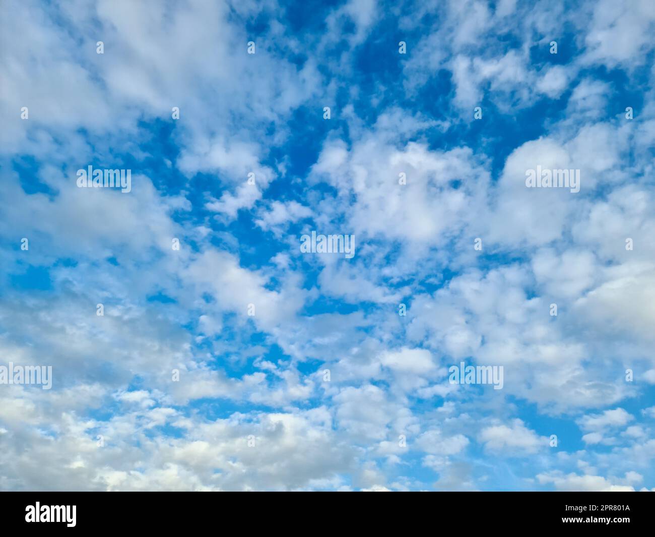 Deep blue summer skies hi-res stock photography and images - Alamy