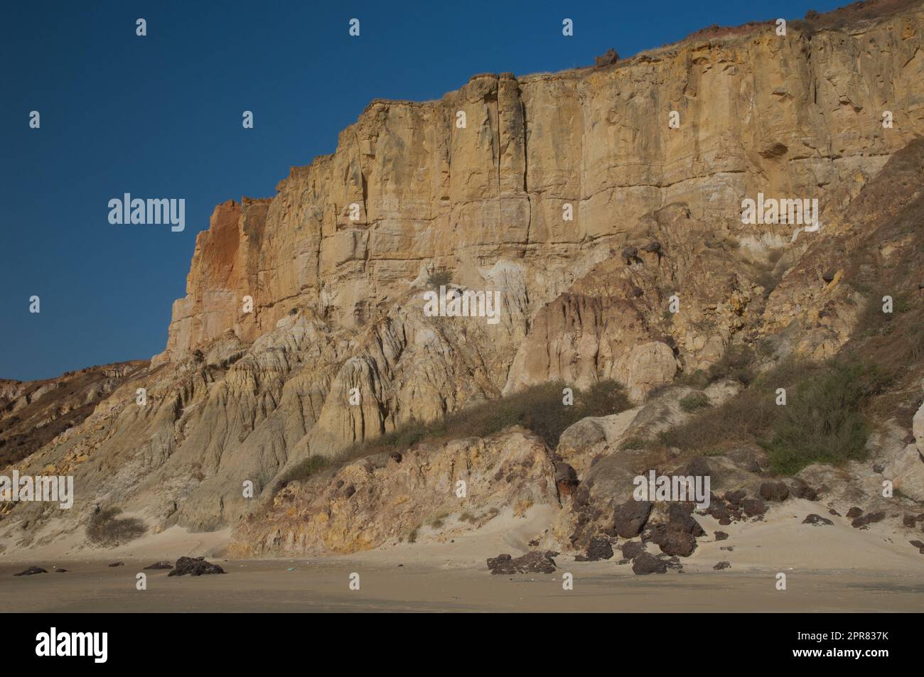 Sea cliff in the Natural Reserve of Popenguine Stock Photo - Alamy