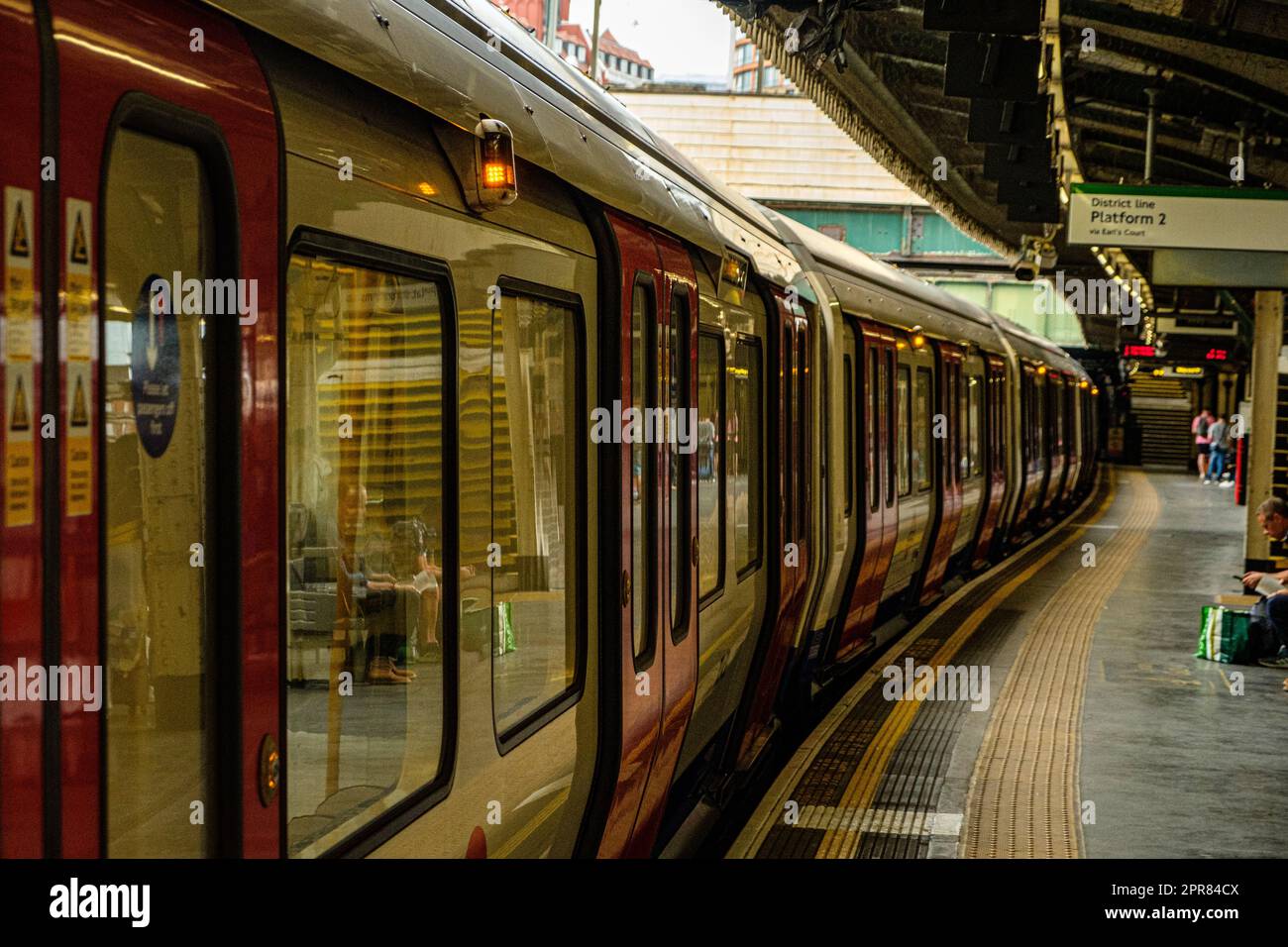 District Line Train, Edgware Road Tube Station, London, England Stock ...