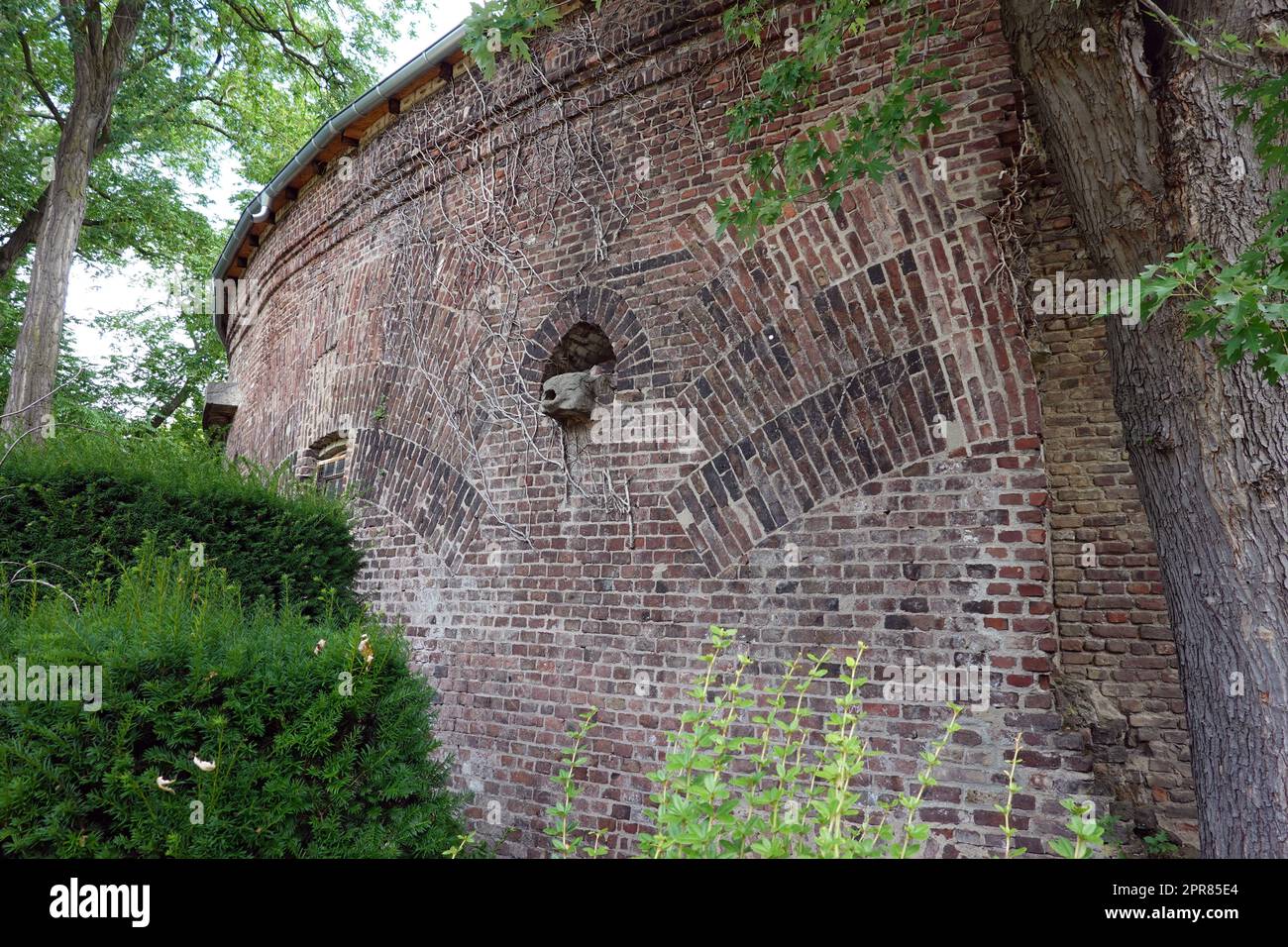 Fort Paul, verfallendes Baudenkmal im Volksgarten Stock Photo - Alamy