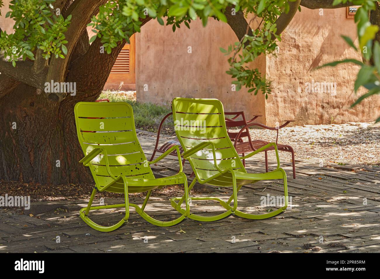 Shady courtyard chairs hi-res stock photography and images - Alamy