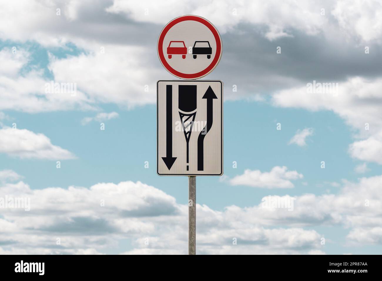 Road sign shows divided highway begins, keep to the right Stock Photo ...