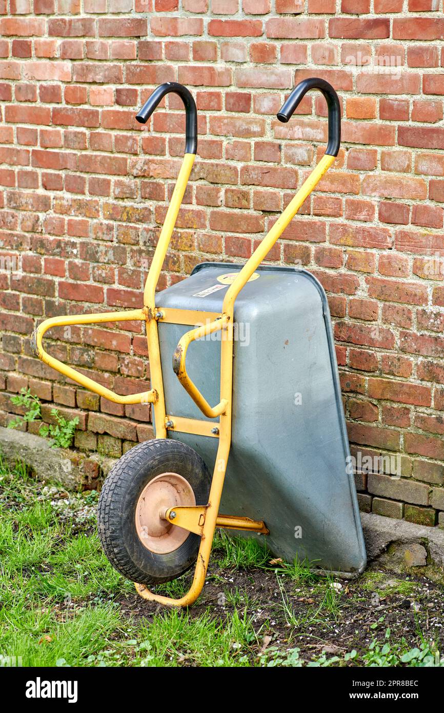 Side view of a wheelbarrow hi-res stock photography and images - Alamy