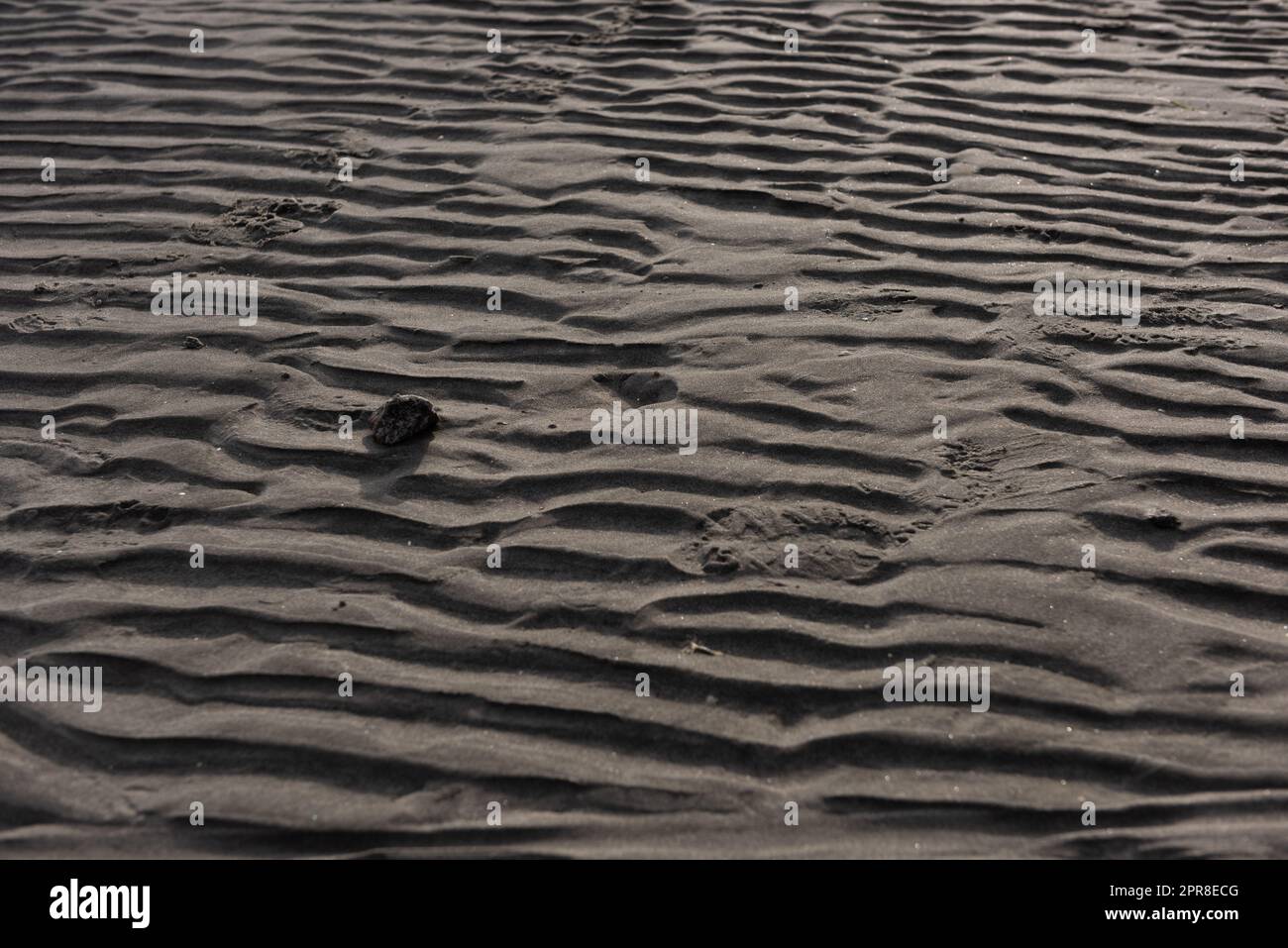 Wavy pattern of sand on a beach Stock Photo - Alamy