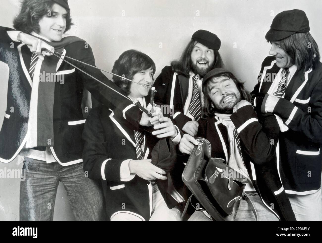 THE KINKS UK pop group . Promotional photo about 1970. From left: Ray ...