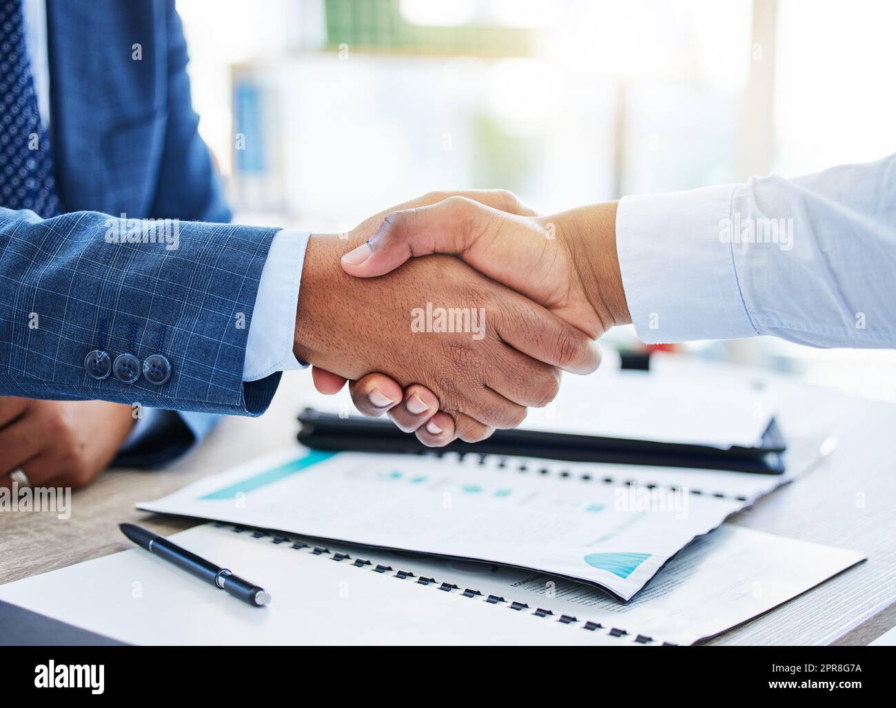 African men shaking hands hi-res stock photography and images - Alamy