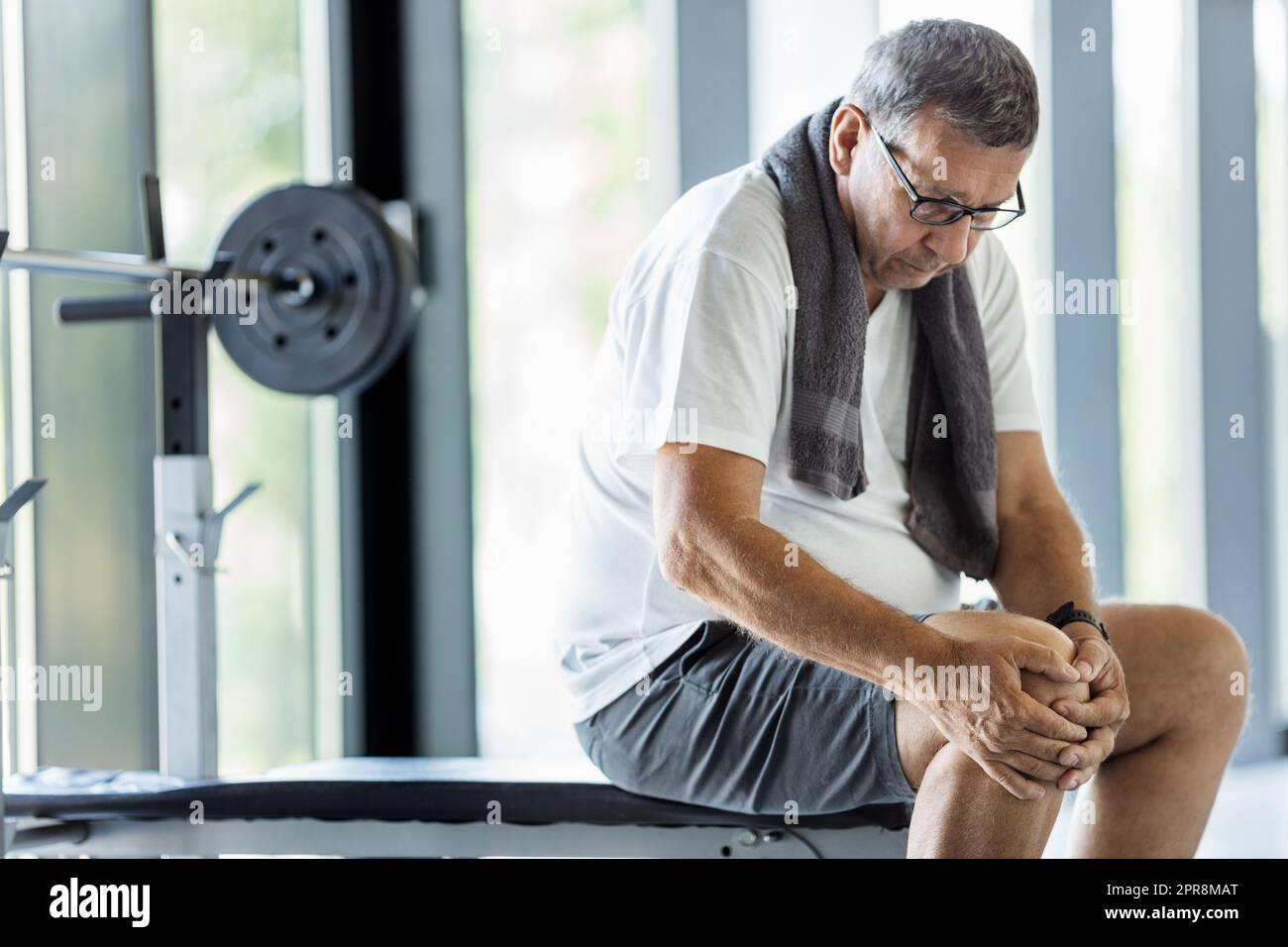 Active senior in gym with knee injury Stock Photo - Alamy