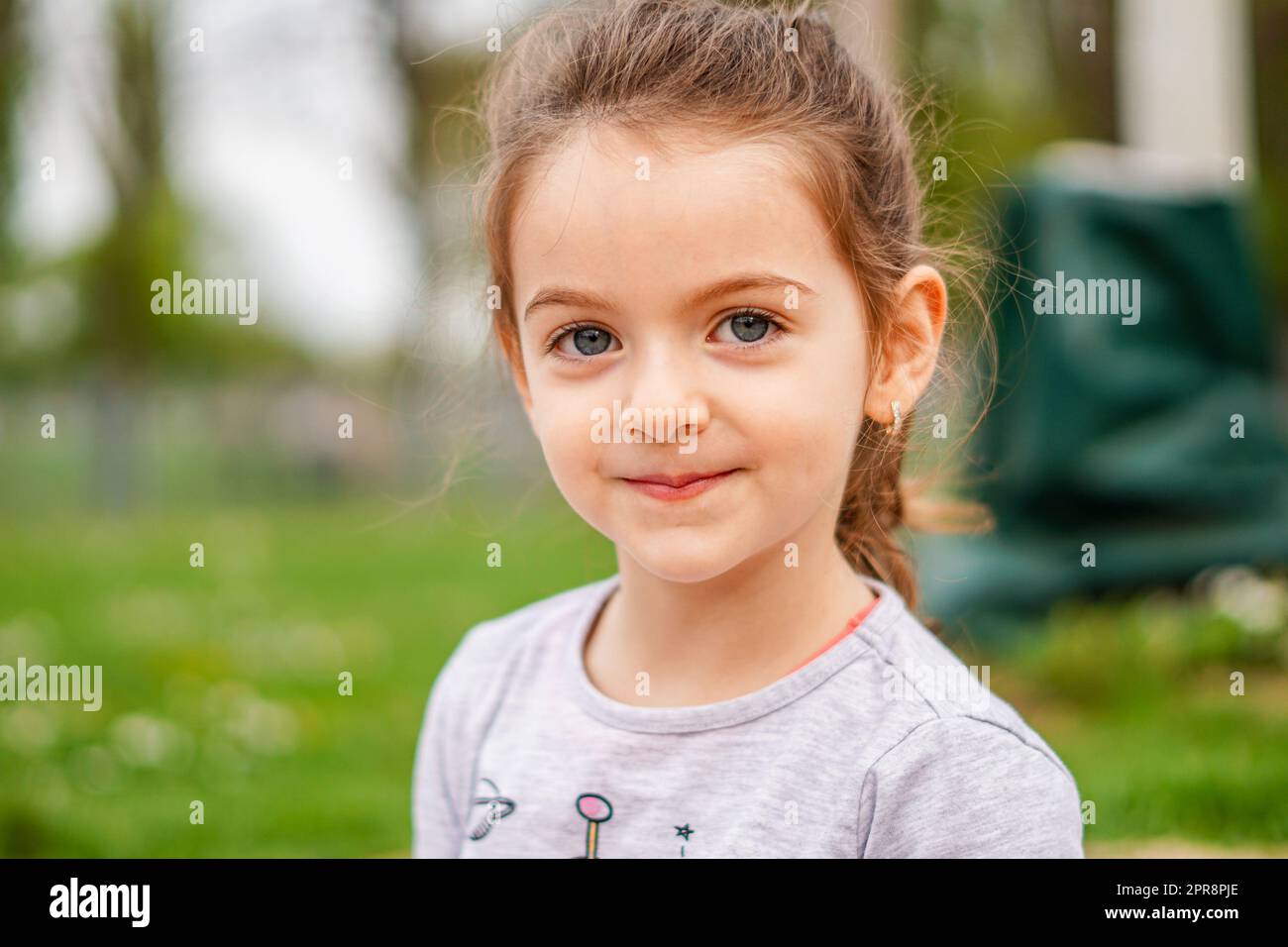 Little girl face portrait - Toddler smiling at camera - Close up blu ...