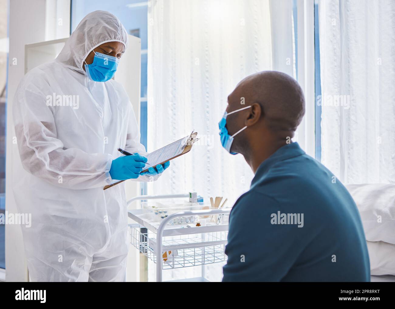 Doctor with chart hi-res stock photography and images - Alamy
